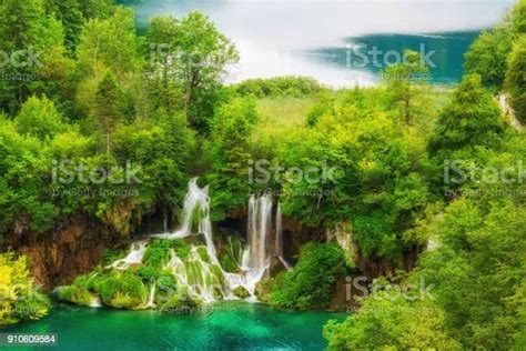 멋진 에메랄드 호수와 폭포 Plitvice 호수 국립 공원 크로아티아에 숲으로 둘러싸인 Unesco 조직된 단체에 대한 스톡