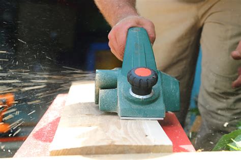 작업 도구입니다 목수 남자는 전기 비행기에 대 한 나무 판자를 누워 있다 나무 재료의 가공 건축하기에 대한 스톡 사진 및 기타 이미지 Istock