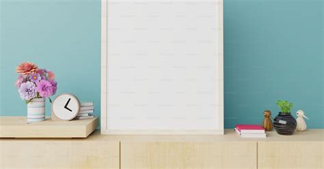 포스터는 파란색 벽 배경에 캐비닛 Tv에 수직 흰색으로 조롱합니다 3d 렌더링 사진 Unsplash의 블루 오피스 이미지