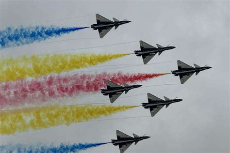 圧巻「他国機っぽい中国の軍用機」がズラリ！ 中国の空の祭典がちょっと特殊すぎた 乗りものニュース