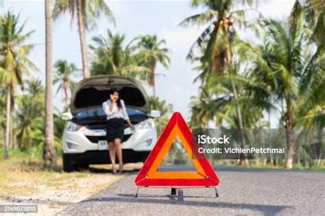 문제 차량 중 휴대전화를 사용하는 여성 운전자 도로에서 고장 또는 고장난 자동차 차량 보험 유지 보수 및 서비스 및 지원 서비스
