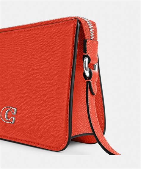 Coach（コーチ）の「ポーチ バッグ・シグネチャー キャンバス インテリア（ショルダーバッグ）」 Wear