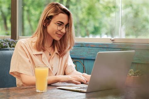 식당에 앉아 노트북으로 작업하는 젊은 기업가 여성 직장에서 카페 테이블에 앉아 안경을 쓴 자신감 넘치는 여성 금발 머리에 대한 스톡 사진 및 기타 이미지 Istock