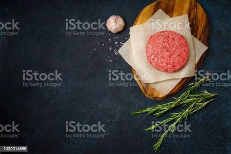 로즈마리 잔 가지와 마늘와 어두운 파란색 배경에 원시 다진된 쇠고기 버거 상위 뷰 복사 공간 가루로 빻은에 대한 스톡 사진 및