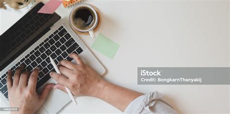 최소한의 직장에서 노트북에 입력 하는 남자의 최고 보기 개념에 대한 스톡 사진 및 기타 이미지 개념 개념과 주제 공란 Istock