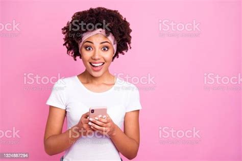 사진 흥분 미친 소녀 홀드 전화 오픈 입 착용 머리띠 화이트 티셔츠 고립 된 핑크 배경 T 셔츠에 대한 스톡 사진 및 기타