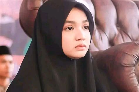 Siapa Umi Laila Pendakwa Muda Yang Viral Karena Suara Merdunya Kini