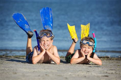 Jongens Op Strand Stock Foto Image Of Leggen Emotie 15464090