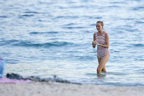Uma Thurman At A Beach Bar On Shell Beach 11162015 Hawtcelebs