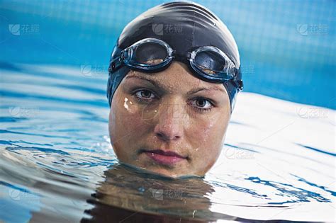 女游泳运动员浸入水中