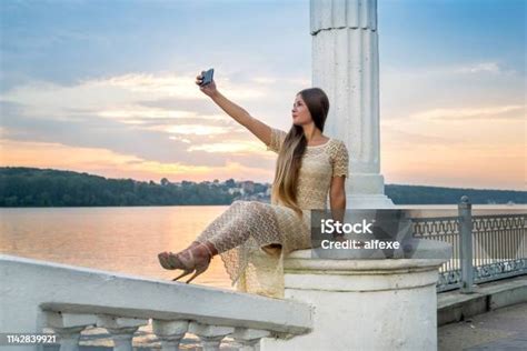 Wanita Cantik Mengenakan Gaun Elegan Berpose Di Pantai Foto Stok