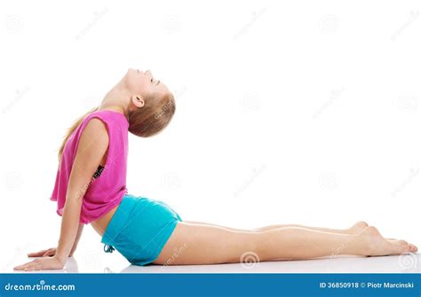 La Mujer Caucásica Joven Está Ejercitando Estirándose Foto De Archivo Imagen De Sentada