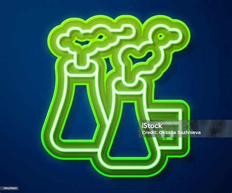 파란색 배경에 고립 된 공장 아이콘에서 빛나는 네온 라인 연기 환경 오염 문제 공장의 연기 파이프 생태 산업 피해 벡터 개념에 대한 스톡 벡터 아트 및 기타 이미지 Istock