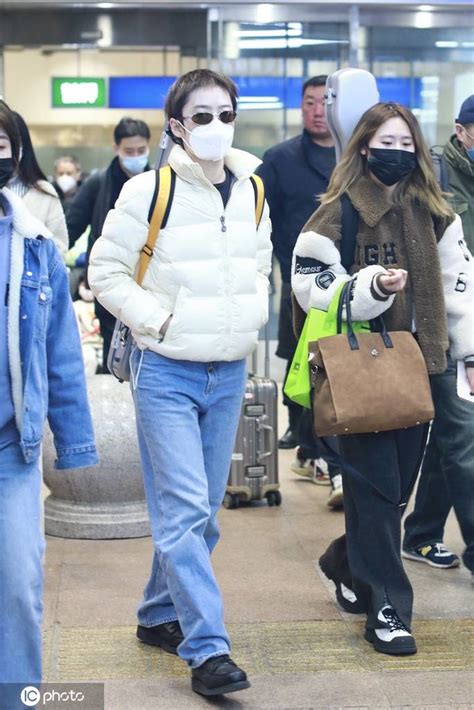 曾轶可现身北京机场 短发造型个性干练 搜狐大视野 搜狐新闻