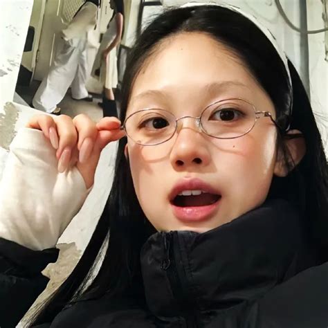 戴圆框眼镜的女孩，身穿黑衣，表情可爱俏皮 男女头像丨最新三月𝙒𝙚𝘾𝙝𝙖𝙩头像表情包图片动图 求表情网斗图从此不求人