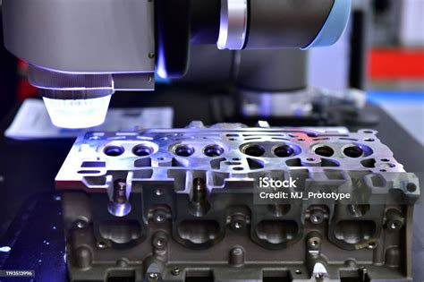 산업 현장에서 작업하는 동안 검사 고정밀 부품을 위한 멀티 센서 비전 Cmm 기계 3d 3차원 형태에 대한 스톡 사진 및 기타 이미지 3차원 형태 감지기 검사 보기