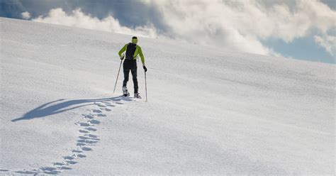 산에서 스노우슈즈를 신고 있는 남자 사진 Unsplash의 기쁨 이미지