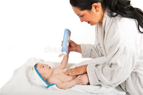 Madre E Hijo En La Ducha Del Masaje De La Pared Imagen De Archivo