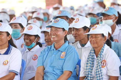 លោកកិត្តិបណ្ឌិត ហ៉ីង ប៊ុនហៀង បានបន្តអញ្ជើញជួបសំណេះសំណាលជាមួយ