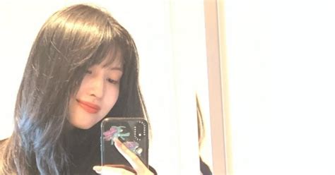 모모 가슴 뻥 뚫린 티셔츠역시 자신감이 넘쳐