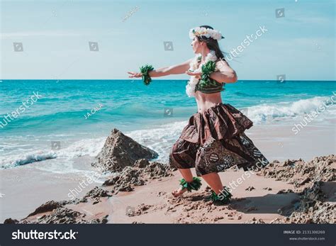 Hawaiian Hula Dancers Men And Women