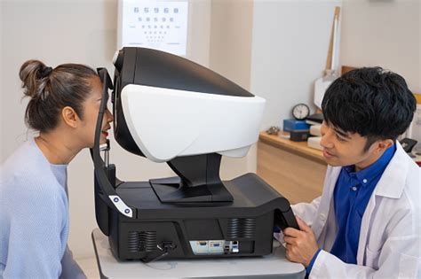 검안 프레임 장비에서 선택적 초점 의사가 펜라이트와 주관적인 굴절을 사용하여 안경을 제작하기 전에 전문 기계를 가진 노인 환자의