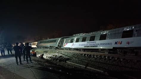 Alat Berat Dikerahkan Evakuasi 9 Rangkaian Kereta Api Anjlok Di Kulon
