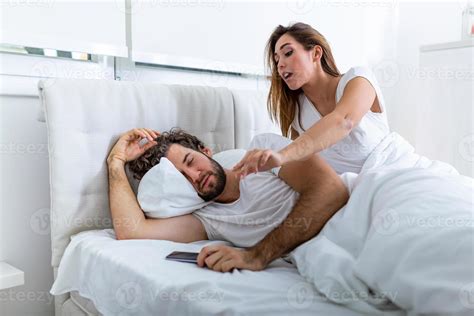 La Esposa Mira En Secreto El Tel Fono Del Esposo Mientras El Esposo Duerme La Esposa Est