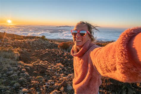 일몰에 화산에 구름 위의 Selfie 초상화를 복용 쾌활 한 젊은 여자 행복에 대한 스톡 사진 및 기타 이미지 행복 하와이 제도 20 29세 Istock