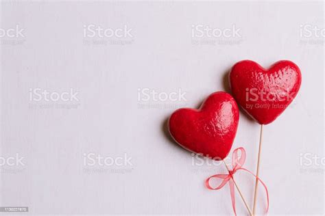 발렌타인 하루와 사랑 개념입니다 흰색 나무 바탕에 빨간 리본으로 두 손으로 붉은 마음 2월에 대한 스톡 사진 및 기타 이미지