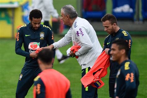 Com Direção Longe E Em Silêncio Na Seleção Brasileira Tite Se Torna