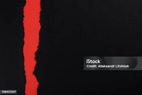찢어진 가장자리가 있는 검은 종이가 빨간 색 종이 배경으로 분리되어 있습니다 좋은 종이 질감 문자에 대한 스톡 사진 및 기타 이미지 Istock