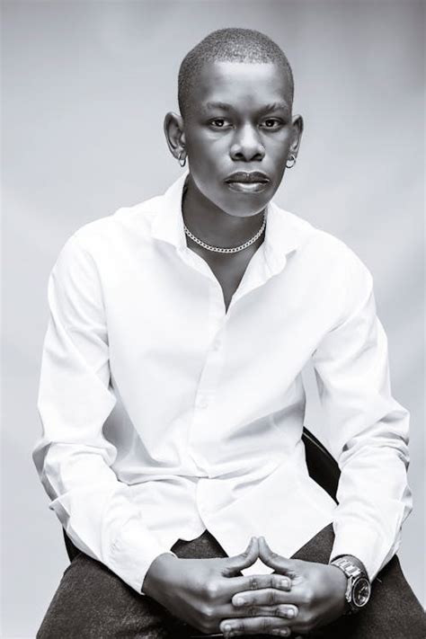 개인 고요한 고전적인 스타일 고전적인 초상 관찰 귀걸이 그레이스케일 남성 명상 적 모델 미니멀리스트 밝은 보석 부드러운 색조 블랙 앤 화이트 성인