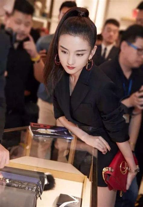 35歲戚薇一身全黑搭配，上演車模造型，闊腿褲成了最大的敗筆 每日頭條