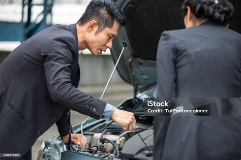 길가에서 부서진 여자의 차를 확인하고 고치는 것을 돕는 사업가 개념에 대한 스톡 사진 및 기타 이미지 개념 거리 경영자