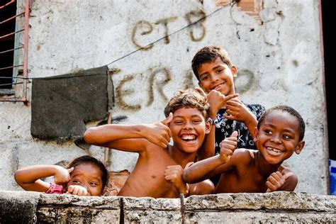 Fotógrafos de favela como artistas de comunidades atuam no combate ao