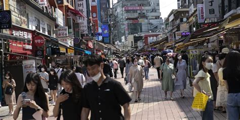 South Korean Economy Expands In First Quarter Avoids Recession Wsj