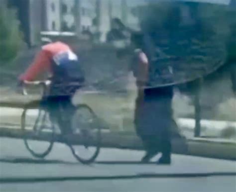 مادر بیرجندی با چادر دنبال دختر دوچرخه سوارش دوید تا به او روحیه بدهد