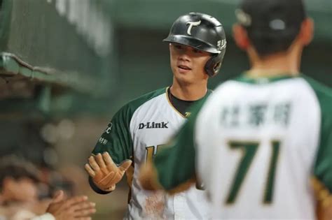 影／怵目驚心！144公里速球直擊頭部 台鋼吳明鴻遭擔架抬出場 運動 Nownews今日新聞