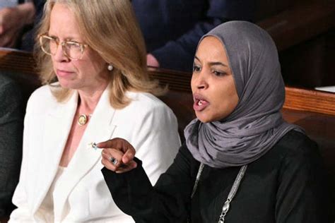 Get Em Sis People Are Applauding Ilhan Omar For The Four Word