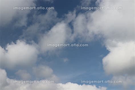 青く澄んだ空にふわふわした白い雲の写真素材 198373940 イメージマート