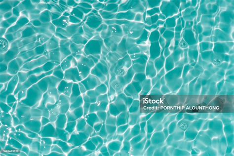 표면에 잔물결이 있는 푸른 물 흐릿한 투명 블루 색상 맑고 잔잔한 수면 질감 물보라와 거품이 있는 디포커스 빛나는 패턴 질감 배경의 물결 0명에 대한 스톡 사진 및 기타