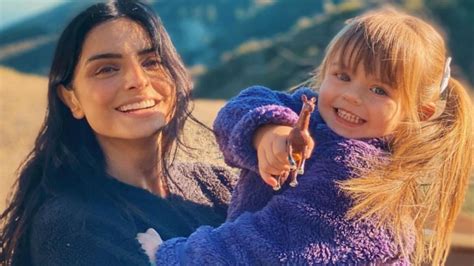 Aislinn Derbez Le Pinta De Rosa El Pelo A Su Hija Kailani Cumple Su