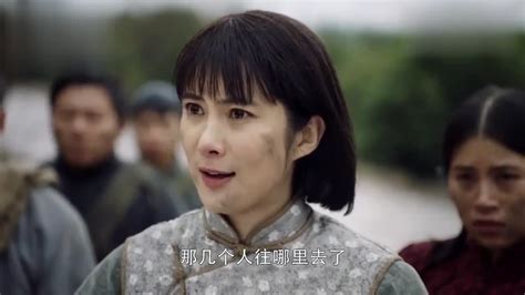 老乡衣服上带血，解放军发现不对劲，立马命令部队追击！新浪新闻