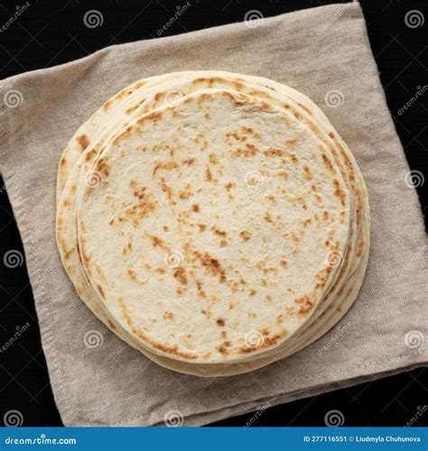Pila De Tortillas De Harina De Trigo Entero En Una Vista Superior De