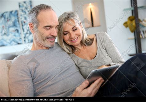 Reifes Paar Zu Hause Websurfing Mit Tablet Stockfoto 17807250