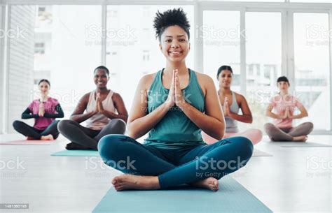 흑인 여성 요가 초상화 피트니스 평화 웰빙을 위한 선 운동으로 명상 기도의 손 전체론적 운동 정신 건강 및 신체를 위한 체육