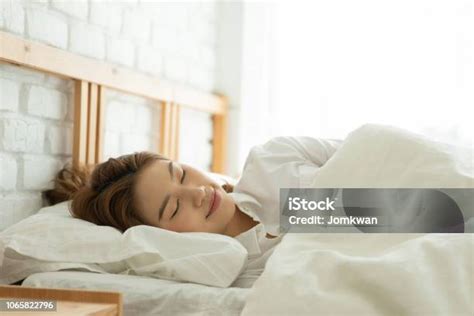 아름 다운 매력적인 아시아 여자 수 면과 아침 휴식 그렇게 느낌에 편안 하 게 의료 개념 침실에서 침대에 달콤한 꿈 가냘픈에 대한 스톡 사진 및 기타 이미지 Istock