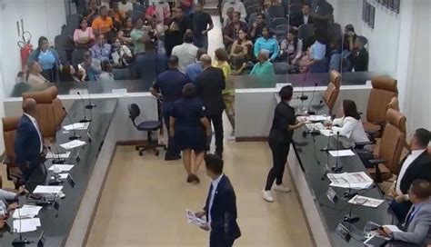 Confusão Entre Vereadores Interrompe Sessão Na Câmara