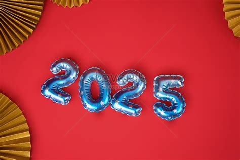 블루 풍선 2025 새해 빨간색 배경 사진 무료 다운로드 Lovepik